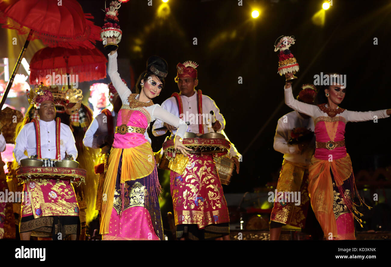 Traditional indonesian dance performance hi-res stock photography and ...