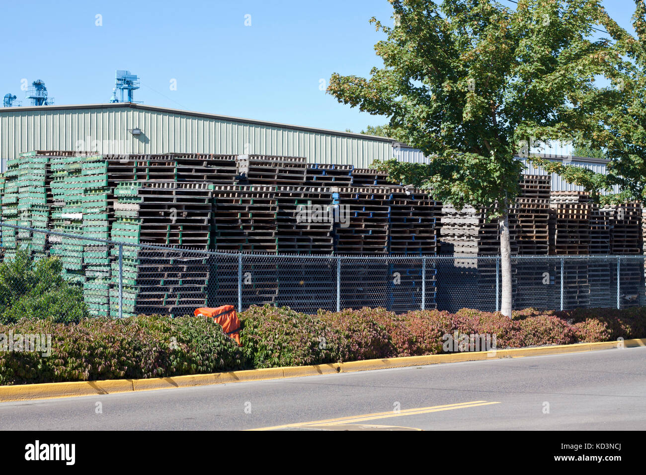 Pallets structure hi-res stock photography and images - Alamy