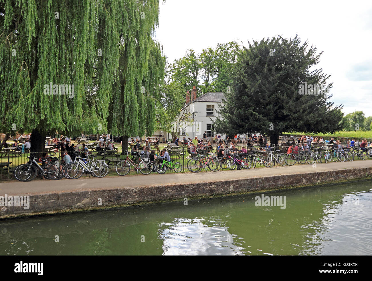 Isis Farmhouse Tavern alongside River Thames (or Isis), Oxford, UK ...