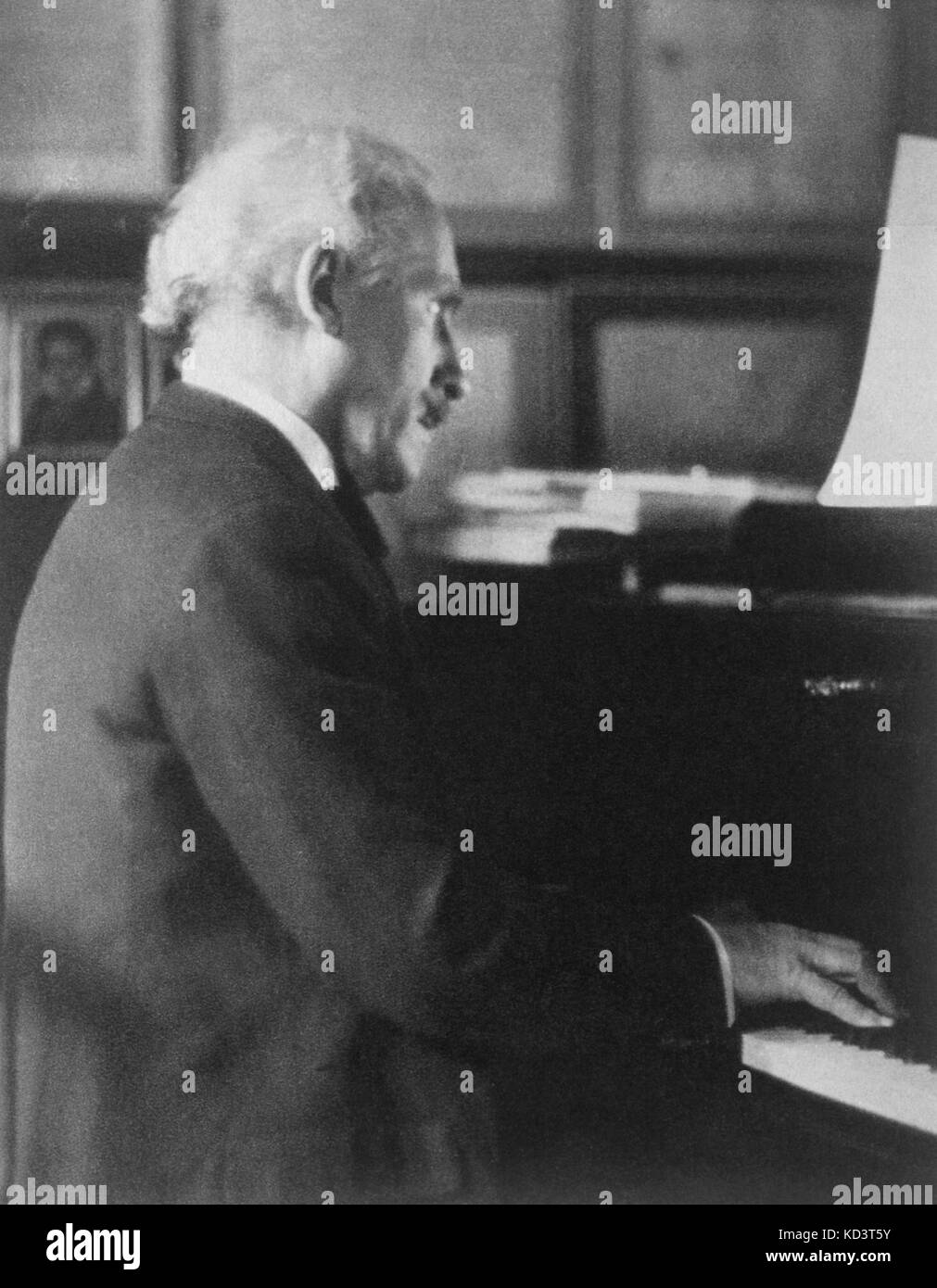 TOSCANINI, Arturo at piano Italian conductor (1867-1957 Stock Photo - Alamy