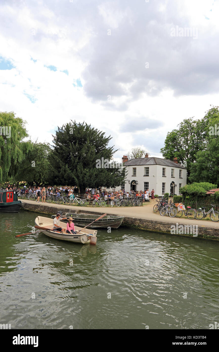 Isis Farmhouse Tavern alongside River Thames (or Isis), Oxford, UK ...