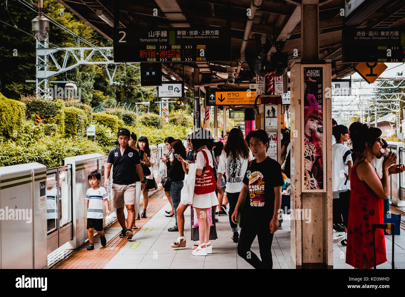 Crowd waiting on a Japanese station platform Stock Photo - Alamy