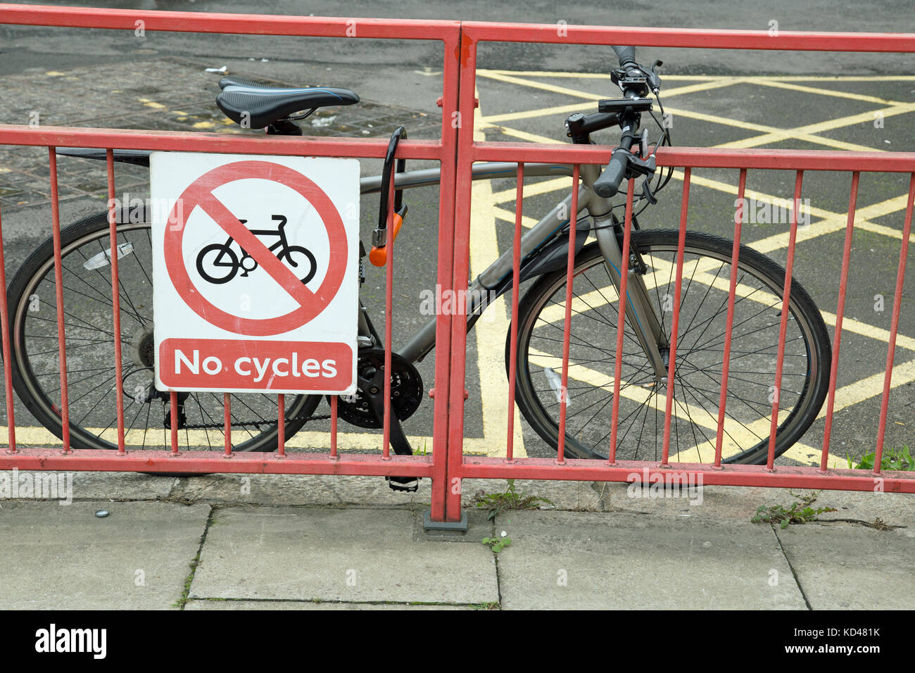 Do not chain bicycles to railings sign hi-res stock photography and ...