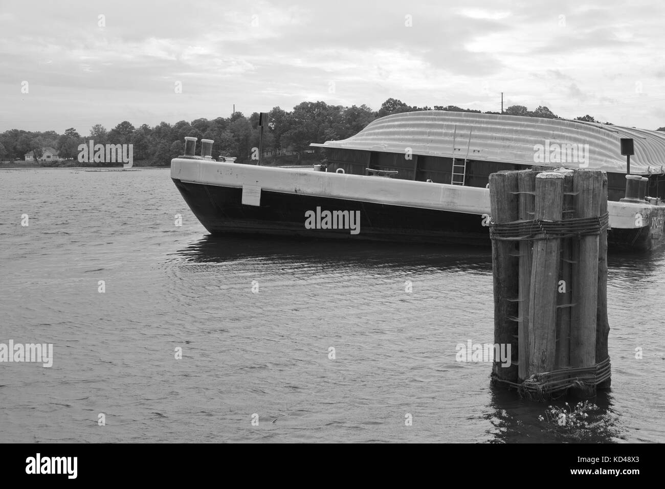 Grain barge on the Nanticoke River, Delaware - black & white Stock ...