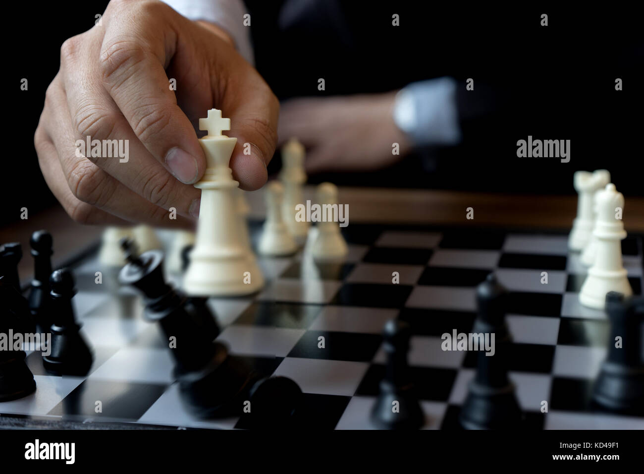 King playing chess hi-res stock photography and images - Alamy