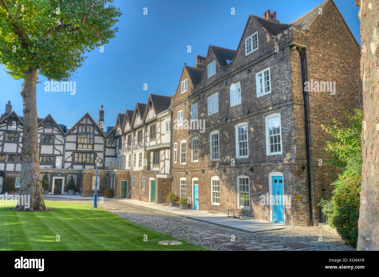 tower green tower of london Stock Photo - Alamy