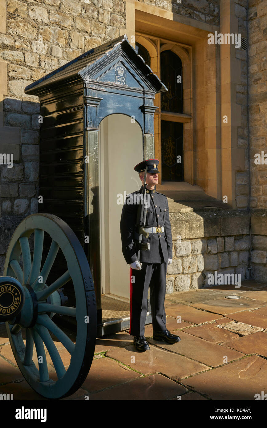 Guardsman tower of london hi-res stock photography and images - Alamy