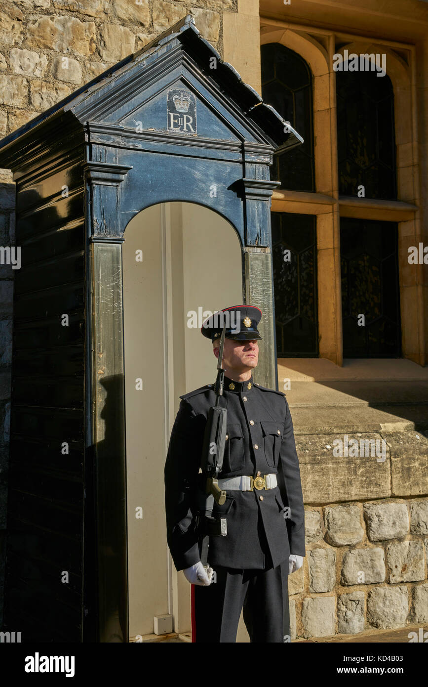 royal guard tower of london Stock Photo - Alamy