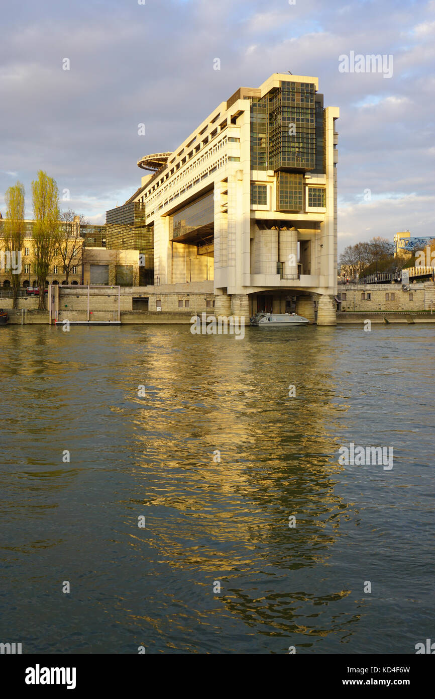 The headquarters of the French Ministry of Finance and Economy in the ...