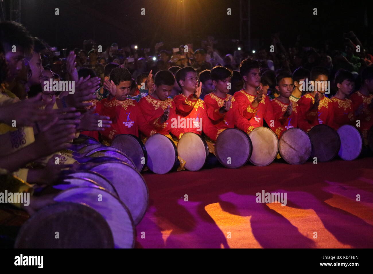 Banda Aceh, Indonesia. 09th Oct, 2017. About 500 traditional dancers ...