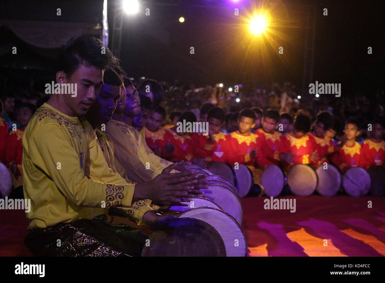 Banda Aceh, Indonesia. 09th Oct, 2017. About 500 traditional dancers ...
