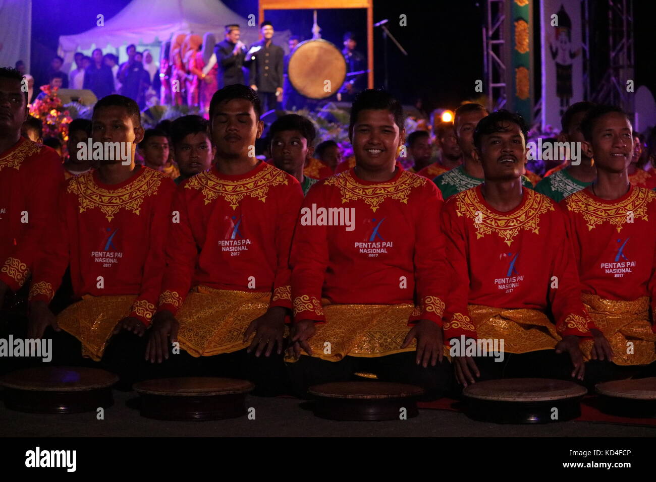 Banda Aceh, Indonesia. 09th Oct, 2017. About 500 traditional dancers ...