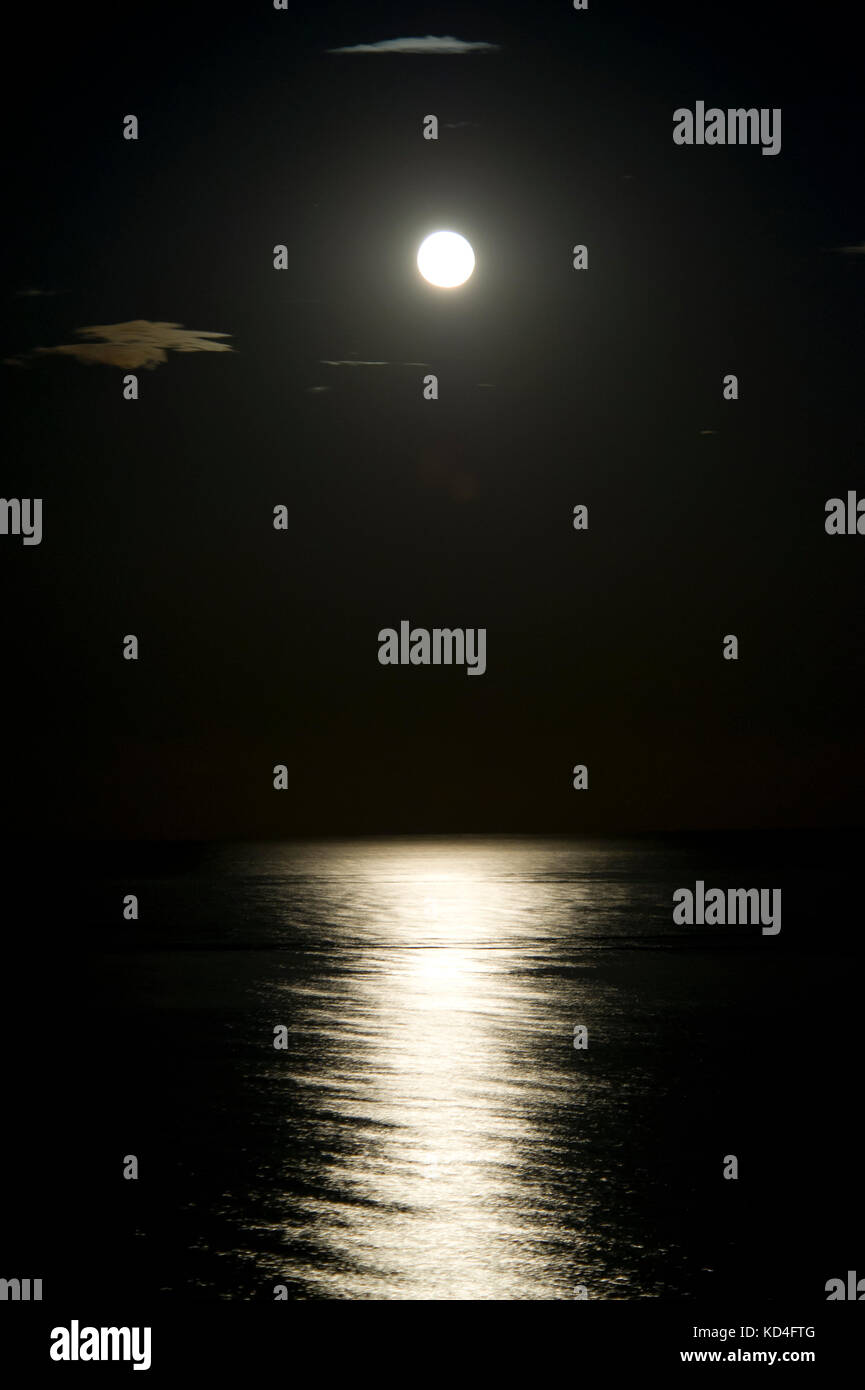 Full moon full beam hi-res stock photography and images - Alamy