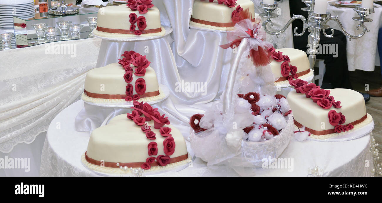 picture of a white Wedding Cake with red ribbons Stock Photo - Alamy