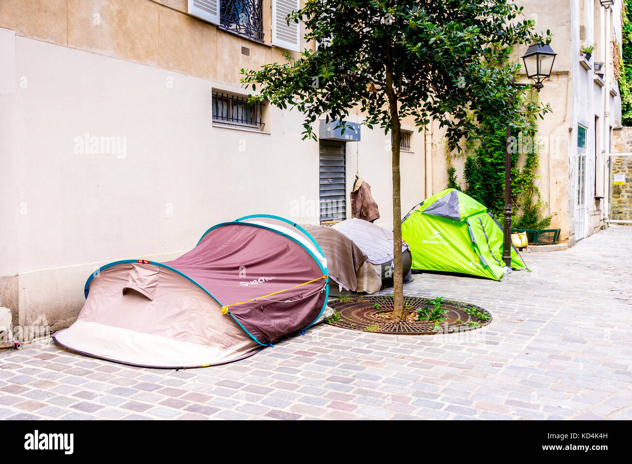Homeless shelters on Paris streets Stock Photo - Alamy