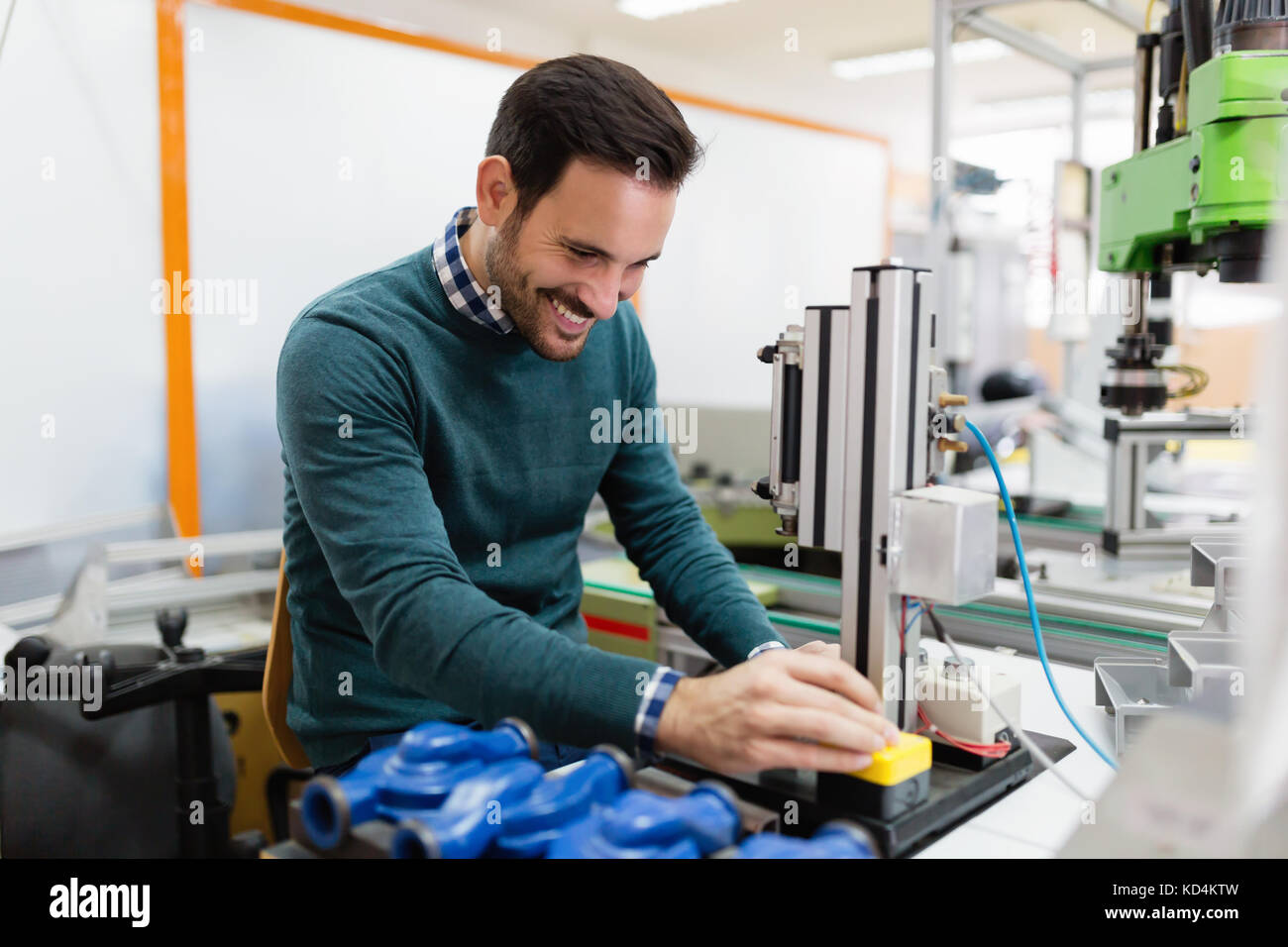 Computer hardware engineers hi-res stock photography and images - Alamy