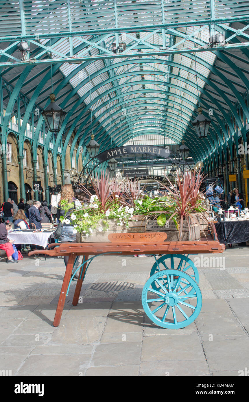Old covent garden market flowers hi-res stock photography and images ...