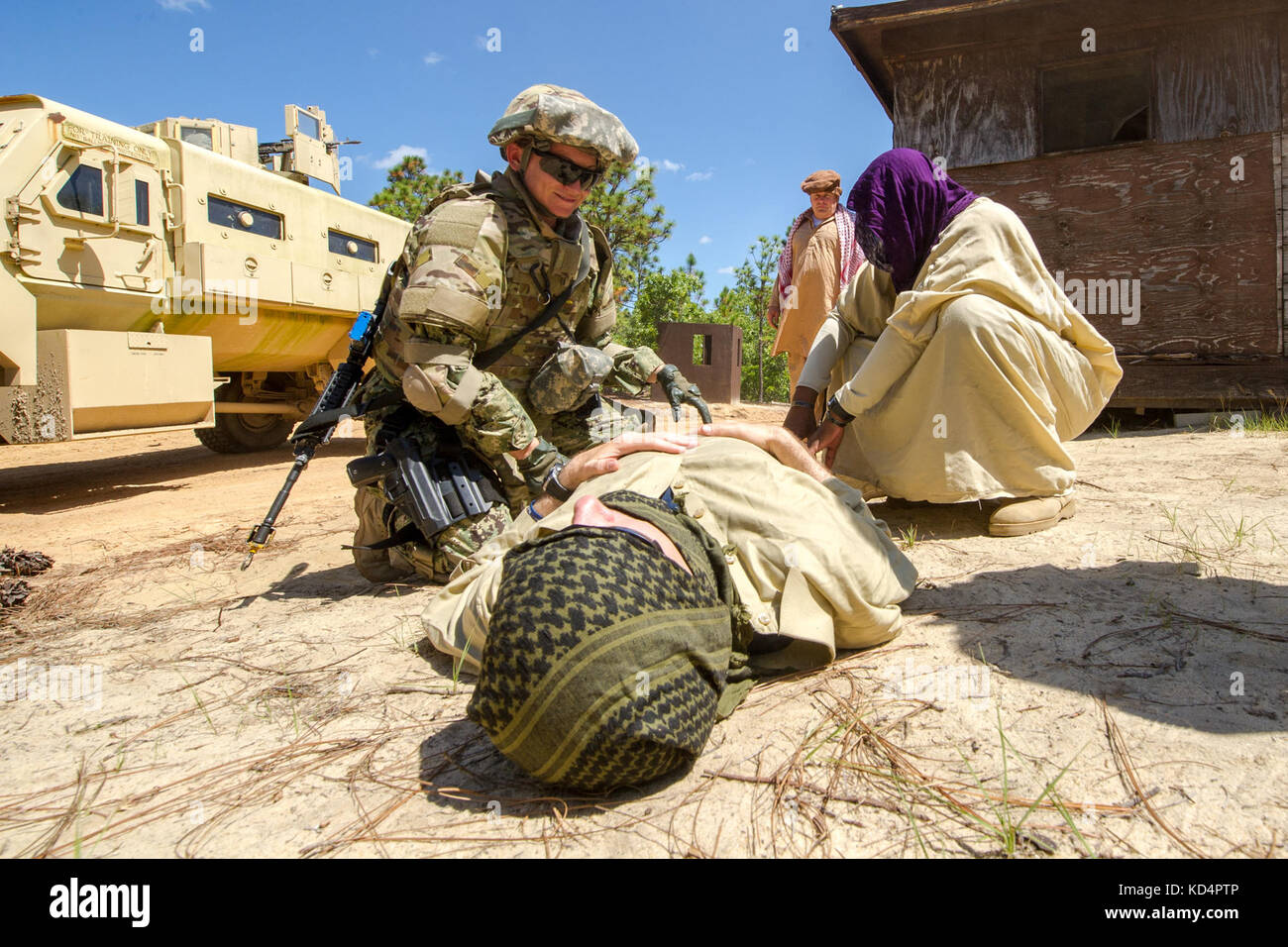 U.S. Navy Personnel Specialist First Class Diona Bolton temporarily ...