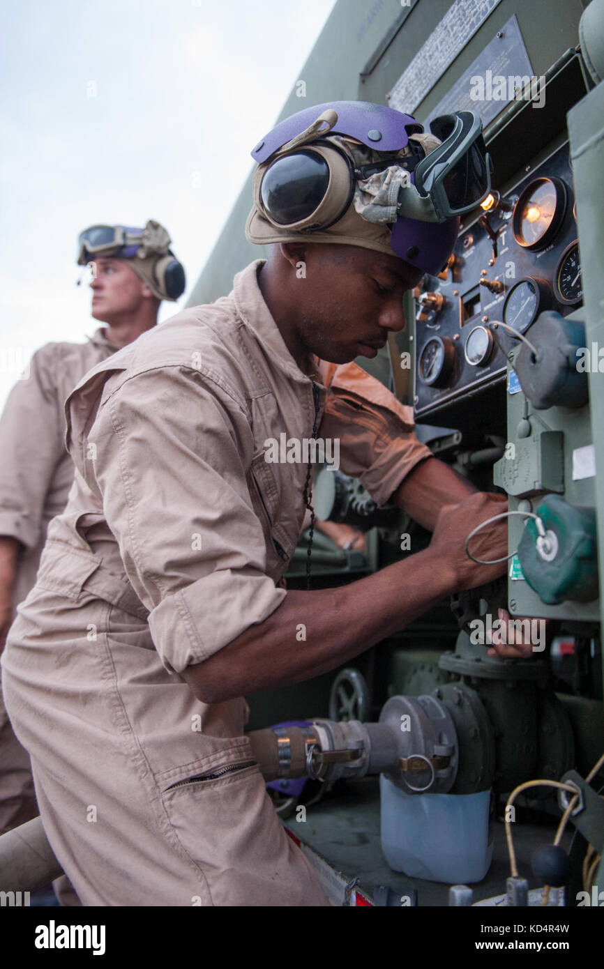 U s marines from truck hi-res stock photography and images - Alamy