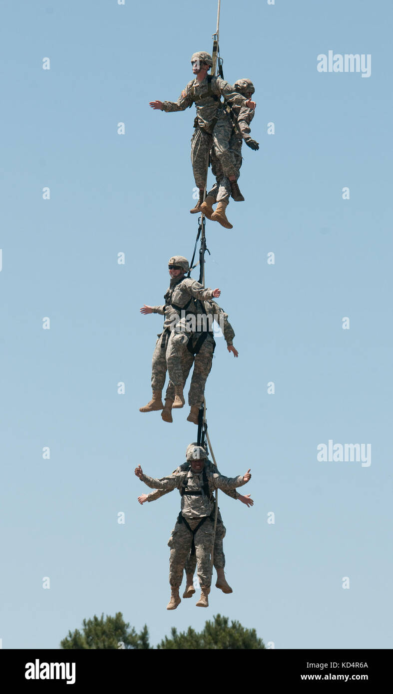 Six U.S. Army Soldiers with 4th Battalion, 118th Infantry Regiment ...