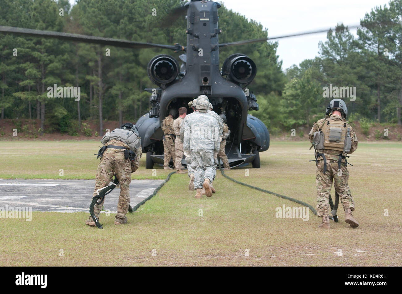 U.S. Army Soldiers assigned to 4th Battalion, 118th Infantry Regiment ...