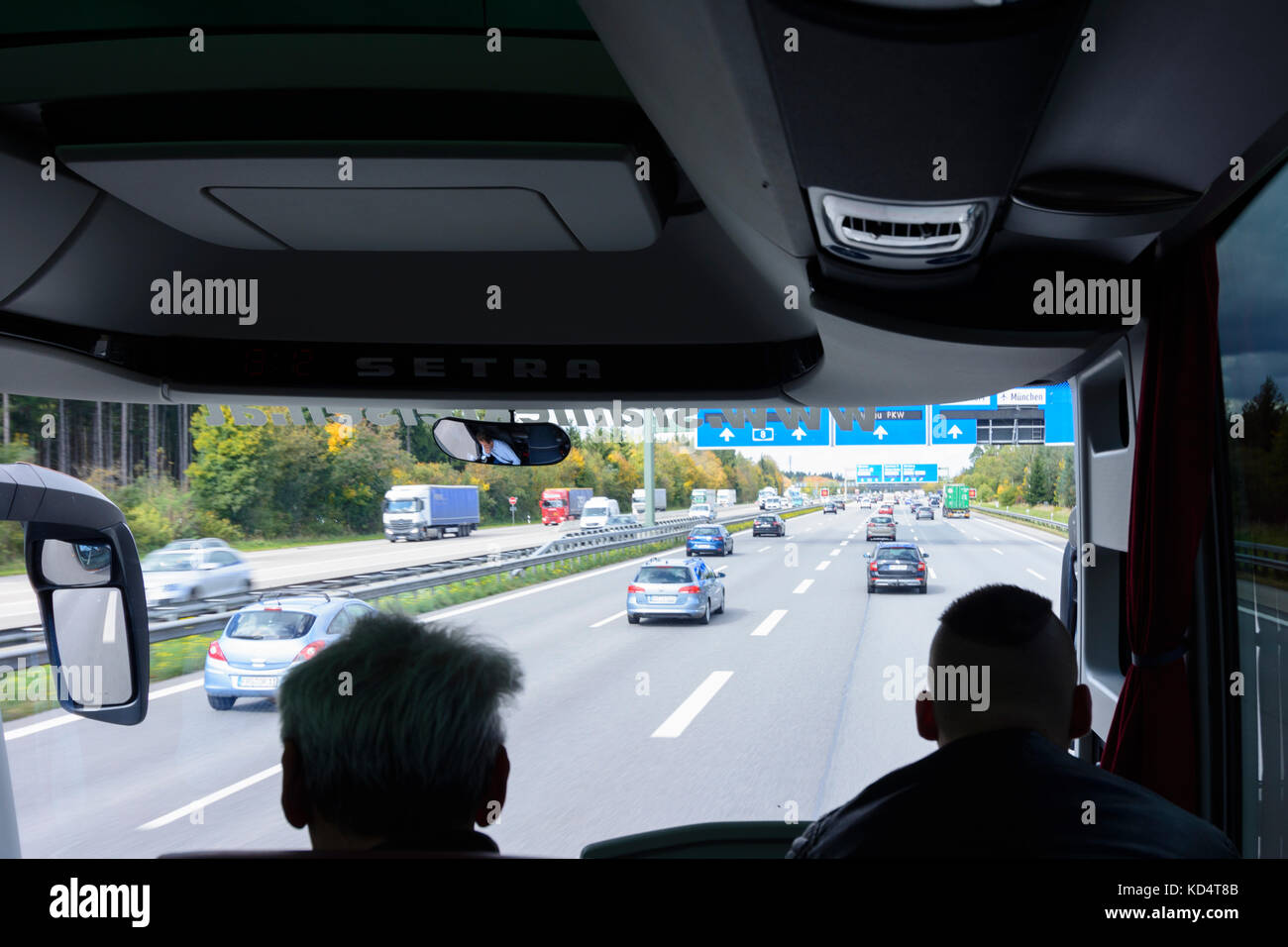 coach bus at freeway interchange München Süd, Brunnthal, Oberbayern ...