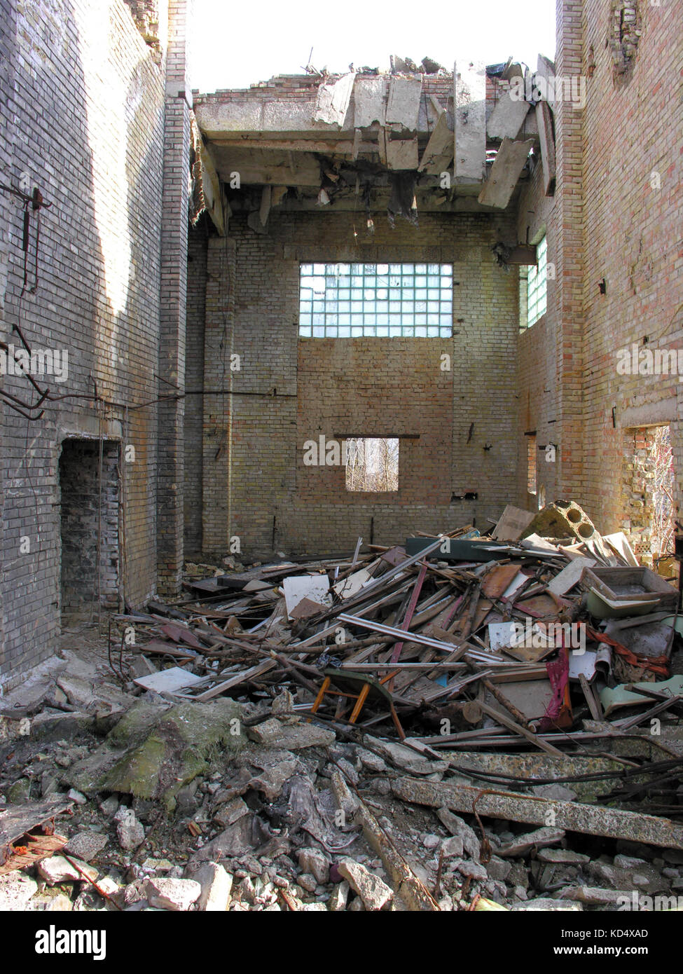 Destroyed building hi-res stock photography and images - Alamy