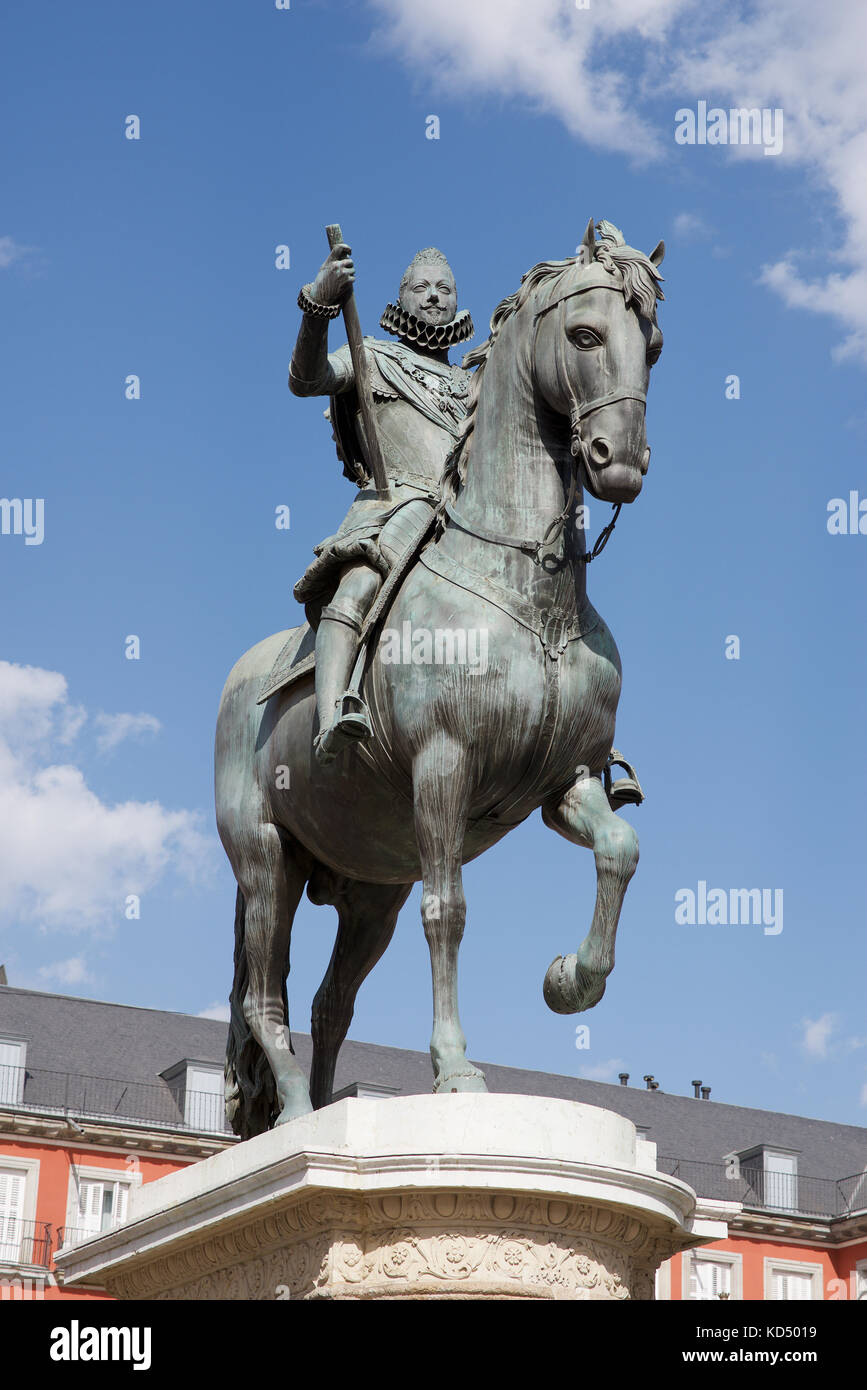 Statue of Filipe III in the PLaza Mayor, Madrid, Spain Stock Photo - Alamy