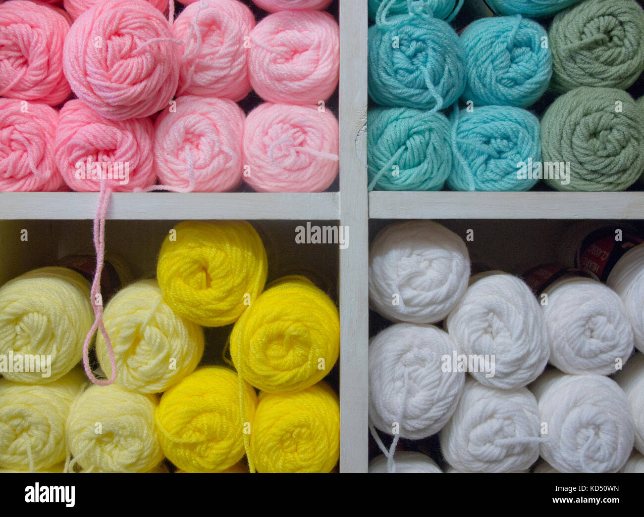 Spools of knitting wool Stock Photo - Alamy