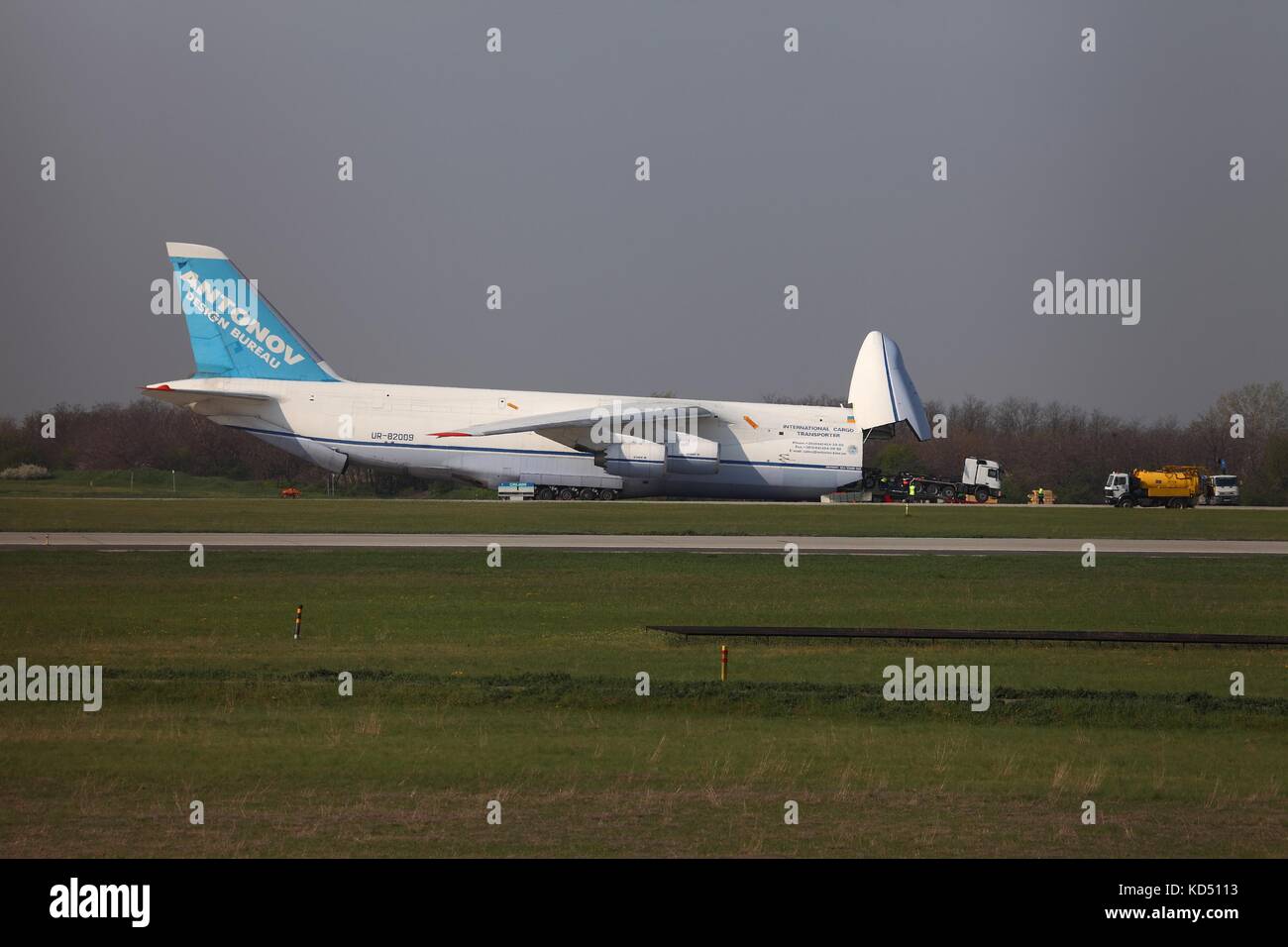 Antonov an124 aircraft hi-res stock photography and images - Alamy