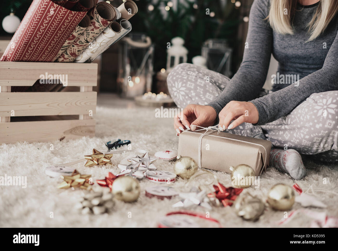 Hand wrapping present hi-res stock photography and images - Alamy