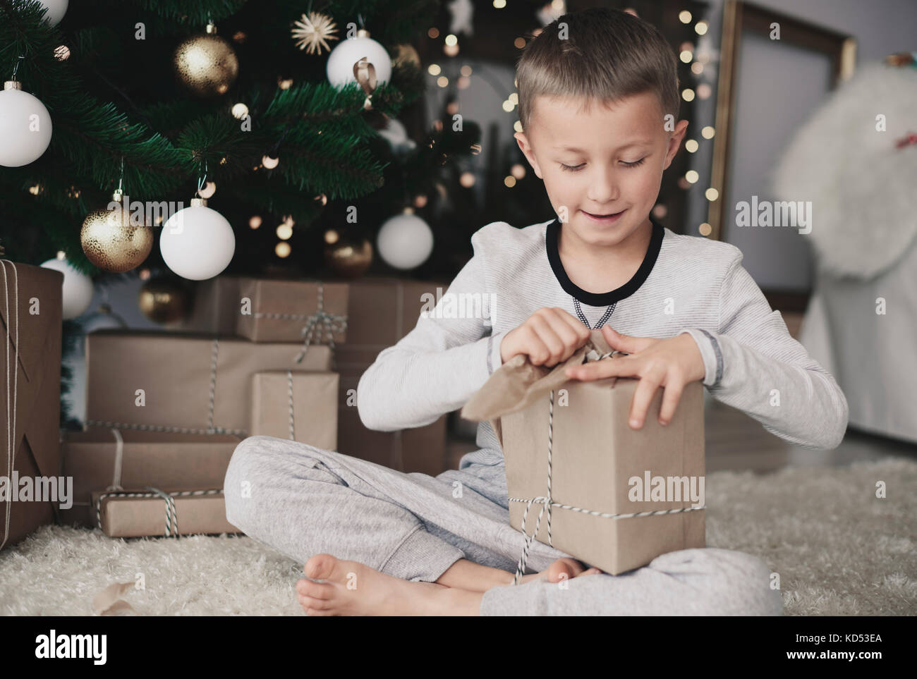 Child stack of paper hi-res stock photography and images - Alamy