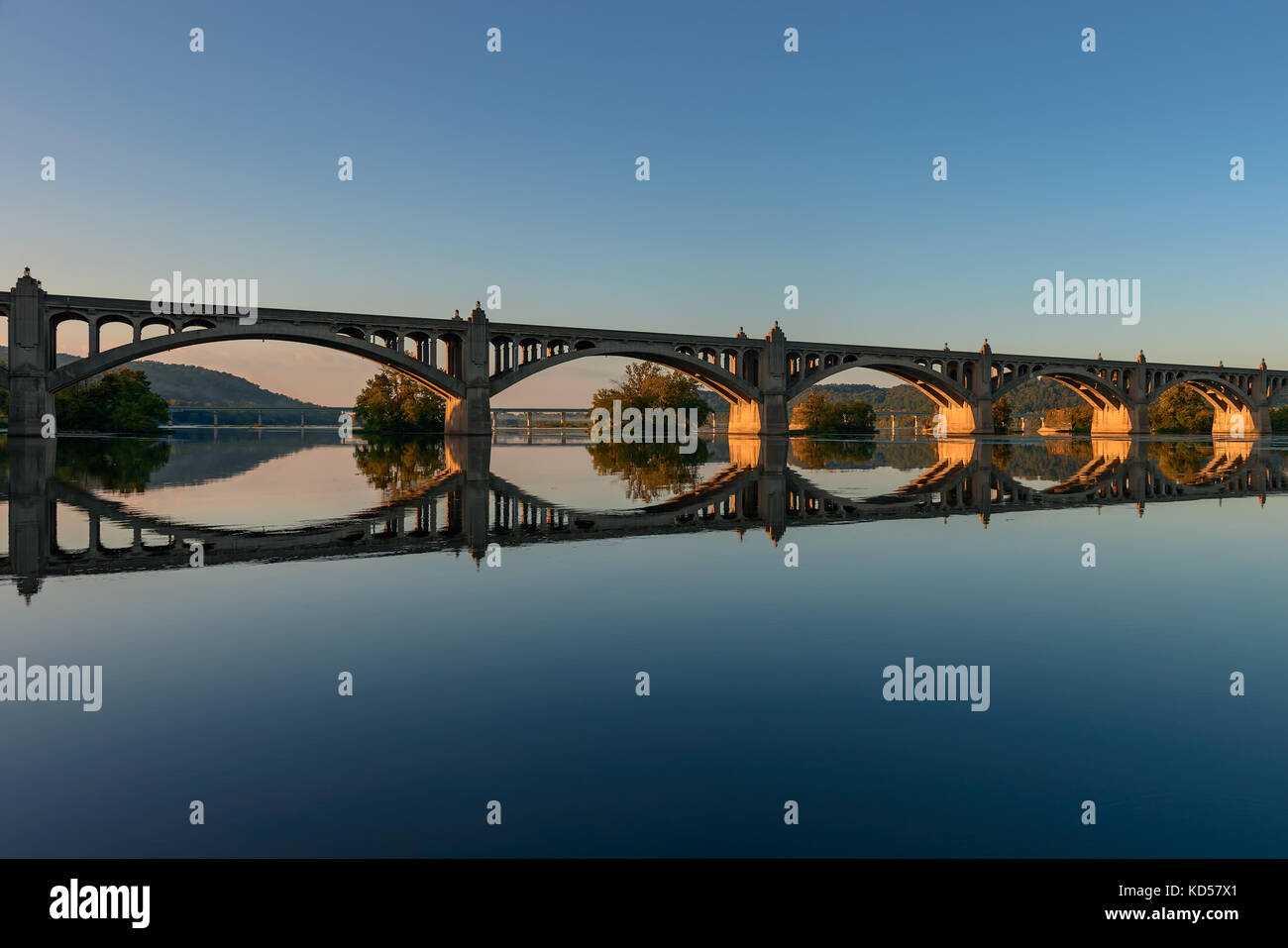 Veterans Memorial Bridge, spans the Susquehanna River between Columbia ...