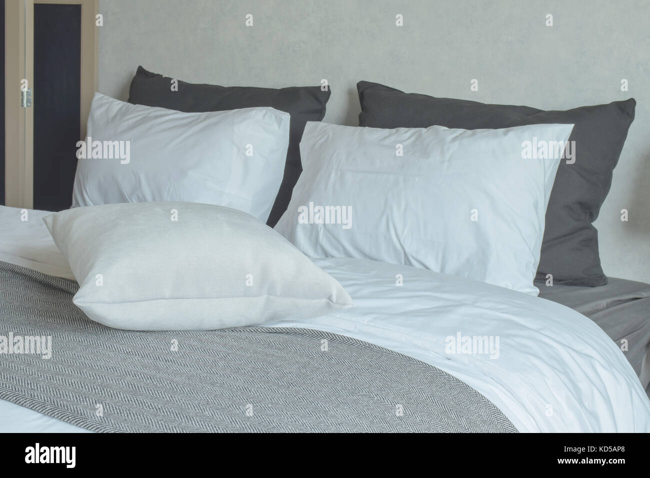 Clean bedding with king size bed Stock Photo - Alamy