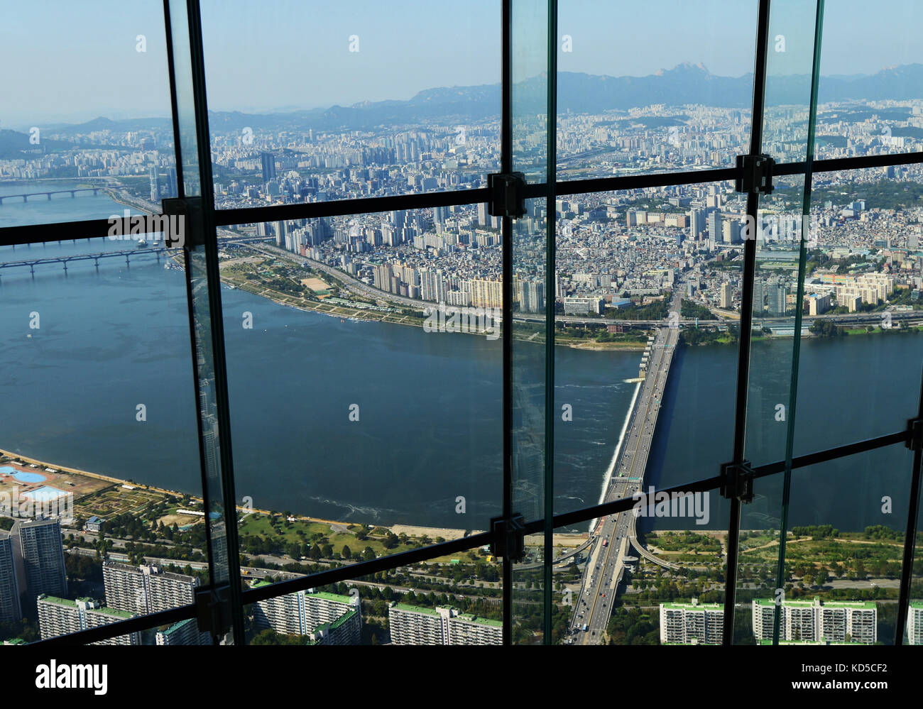 Lotte tower seoul top hi-res stock photography and images - Alamy