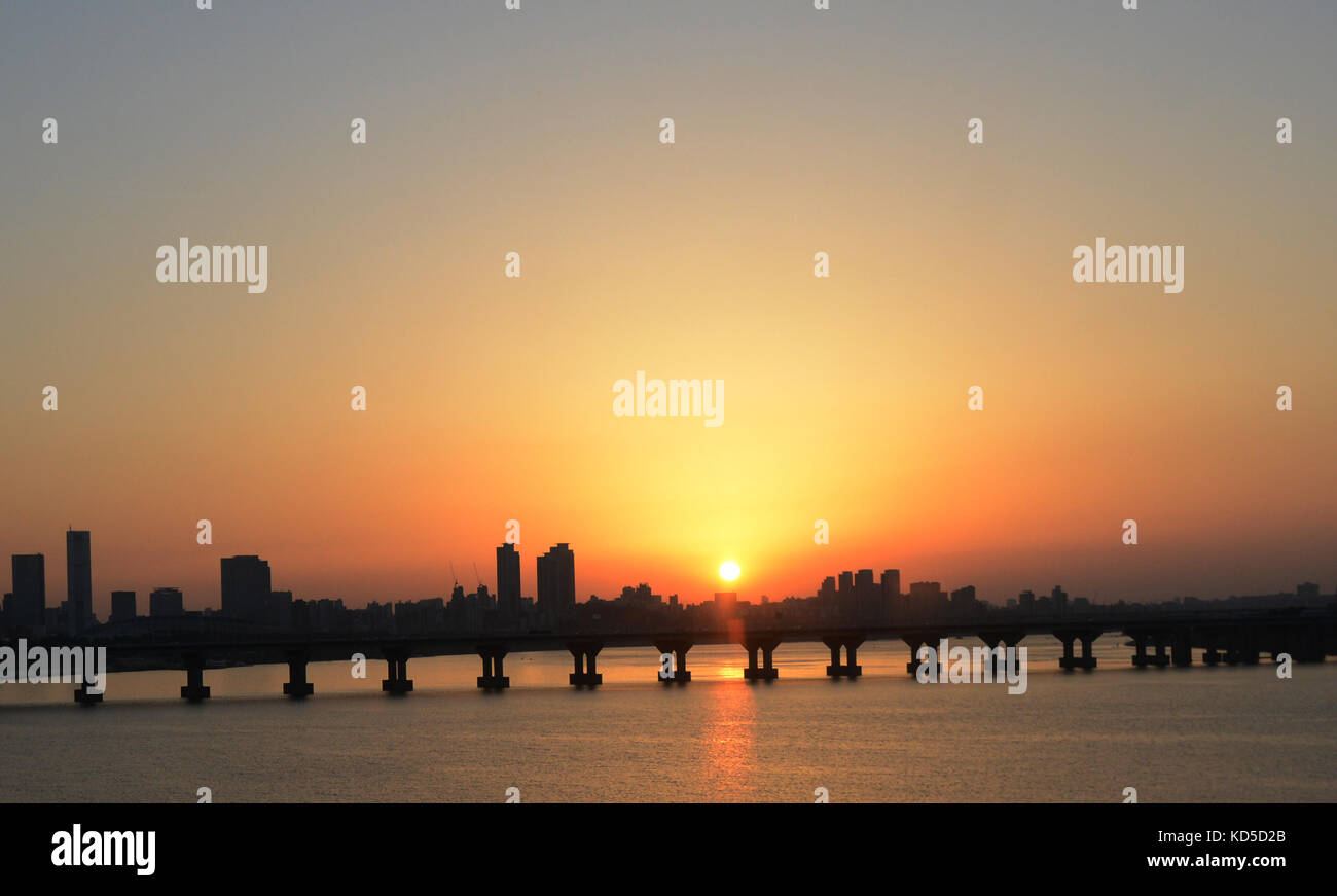 Sunset over the Han river and the Jamsil bridge in Seoul, Korea Stock ...