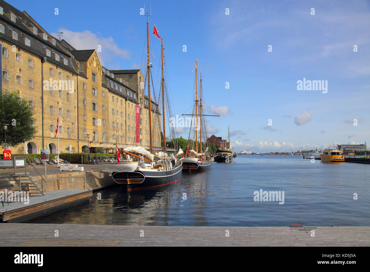 Old sailing ships hi-res stock photography and images - Alamy
