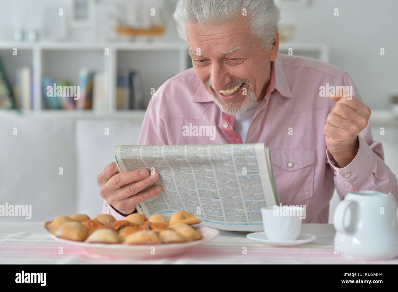 senior man reading newspaper Stock Photo - Alamy