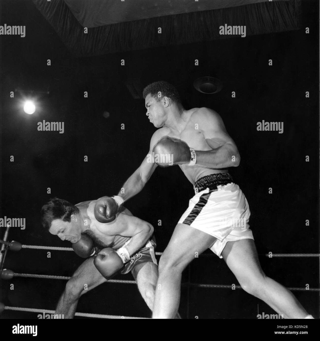 Boxing Heavyweight Brian London Black and White Stock Photos & Images ...