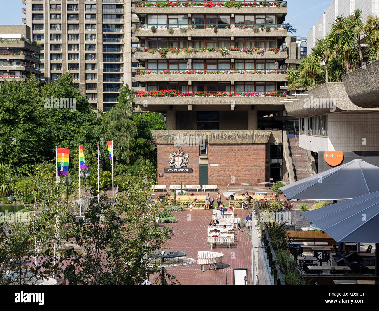 Outside seating area hi-res stock photography and images - Alamy