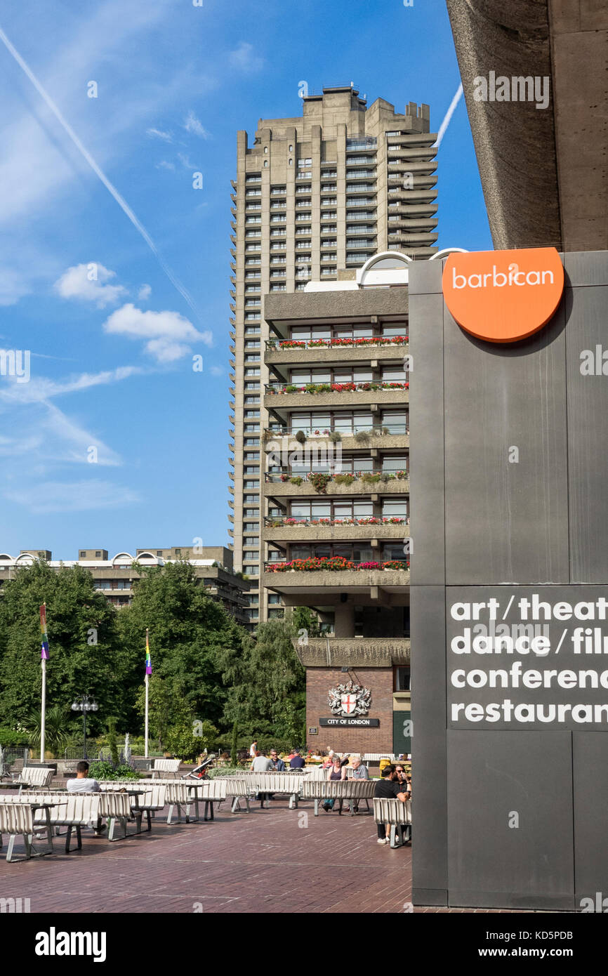 Barbican towers hi-res stock photography and images - Alamy