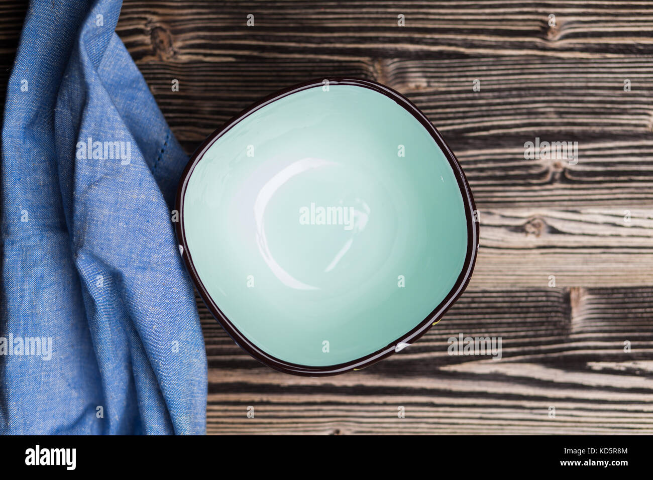 Empty bowl on woodentable Stock Photo - Alamy