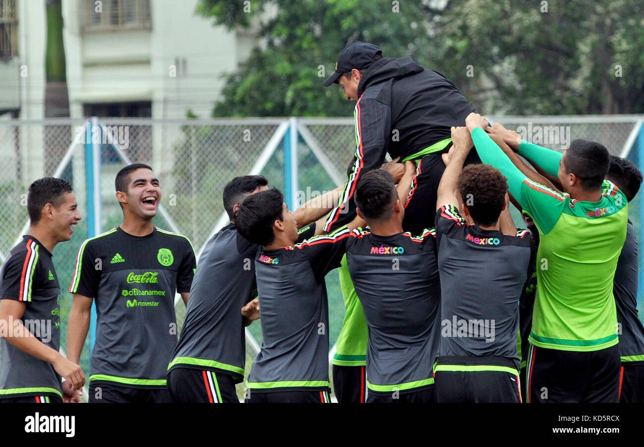 Kolkata, India. 10th October,2017. Players of the Mexico football team ...