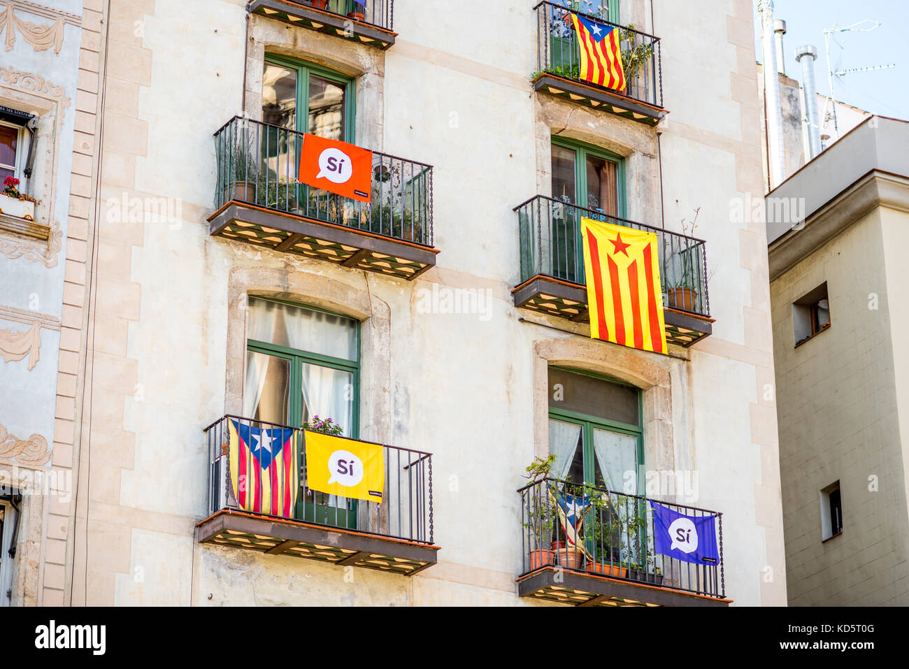Buildings with Catalonian flags in Barcelona Stock Photo - Alamy