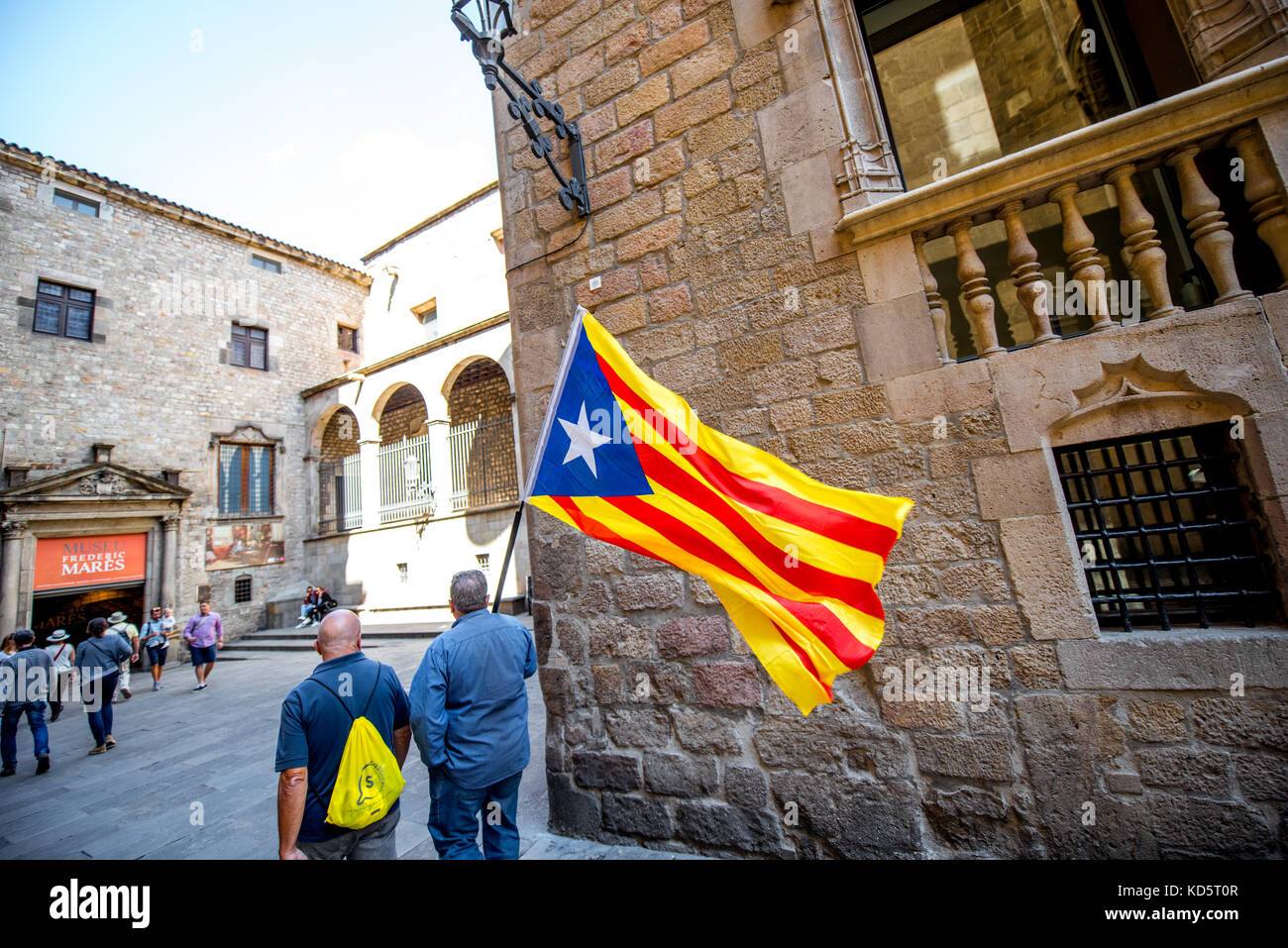 People with Catalonian flag in Barcelona Stock Photo - Alamy