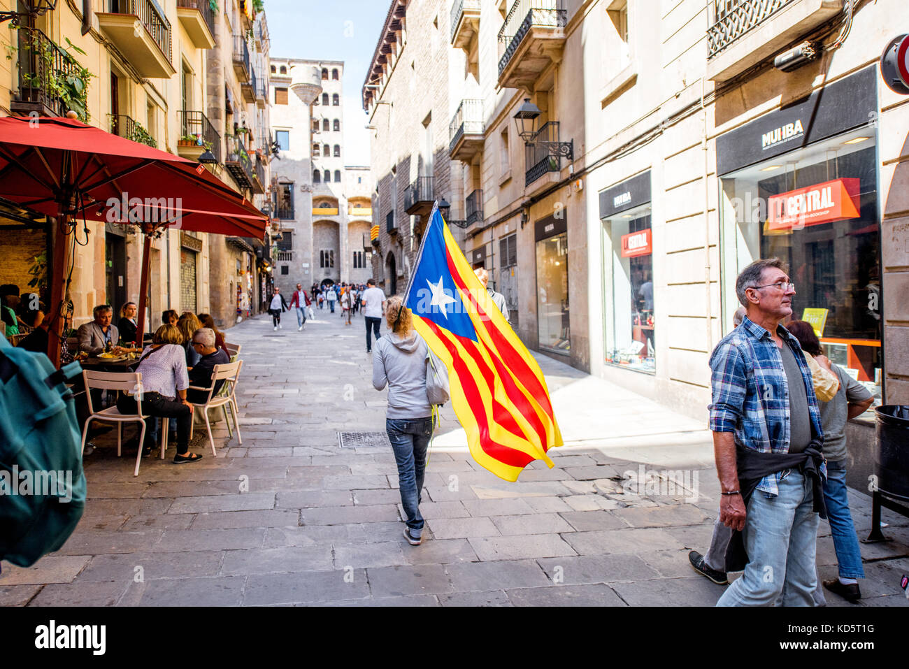 People with Catalonian flag in Barcelona Stock Photo - Alamy