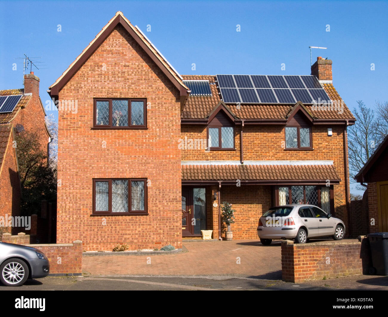Solar power housing hi-res stock photography and images - Alamy