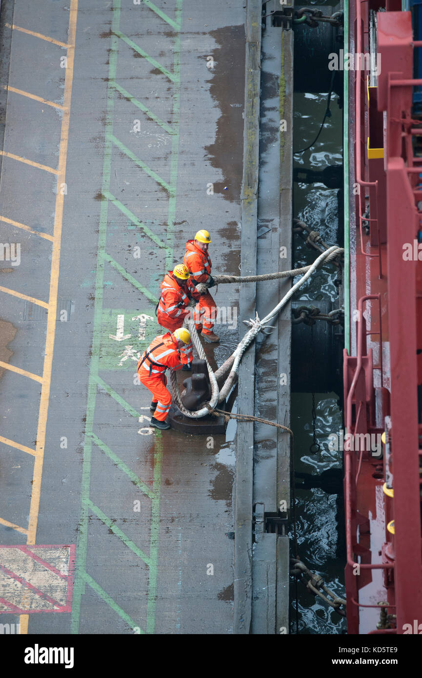 Docking a ship hi-res stock photography and images - Alamy