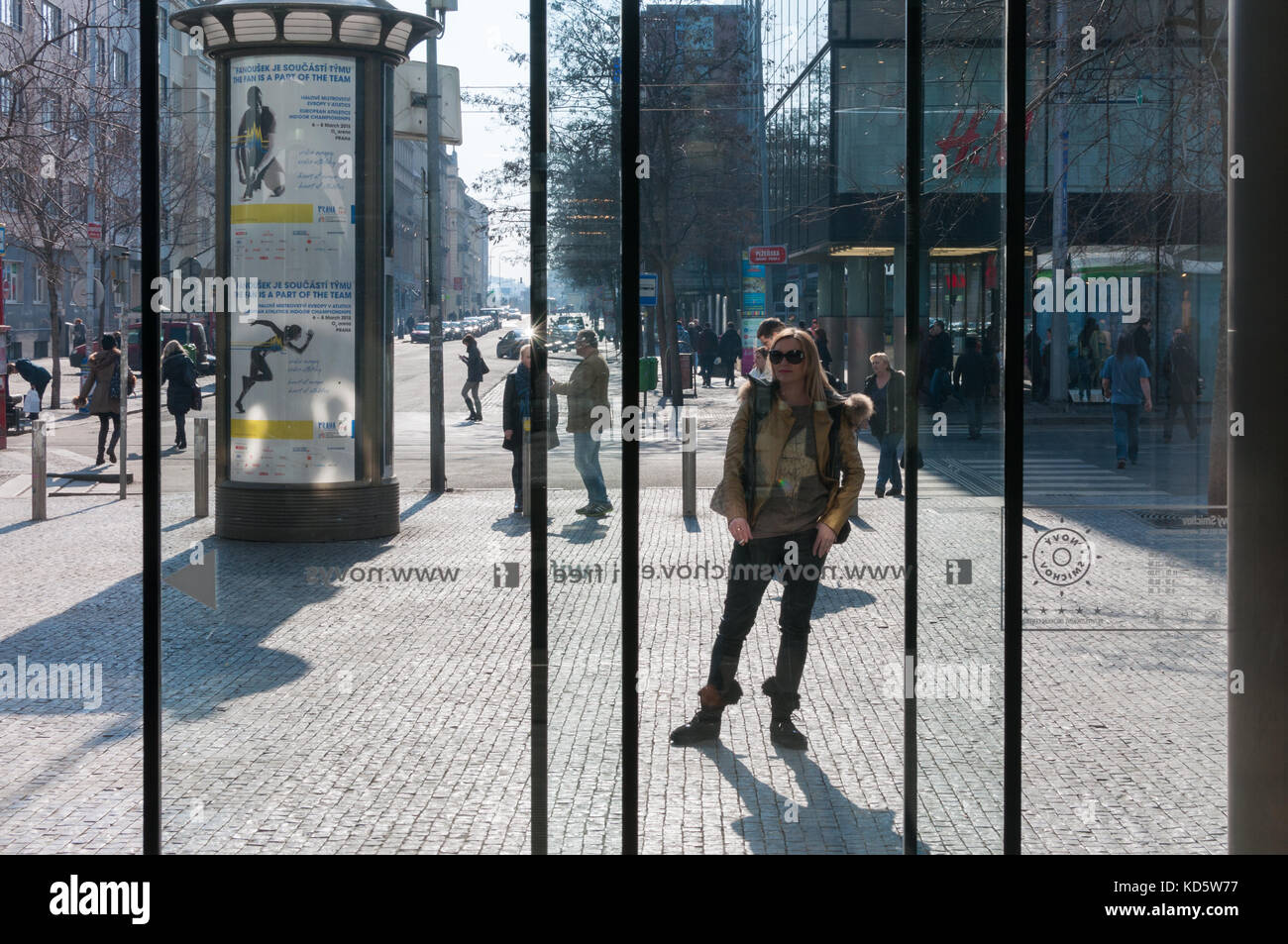 A woman looking inside of a shopping mall Stock Photo - Alamy