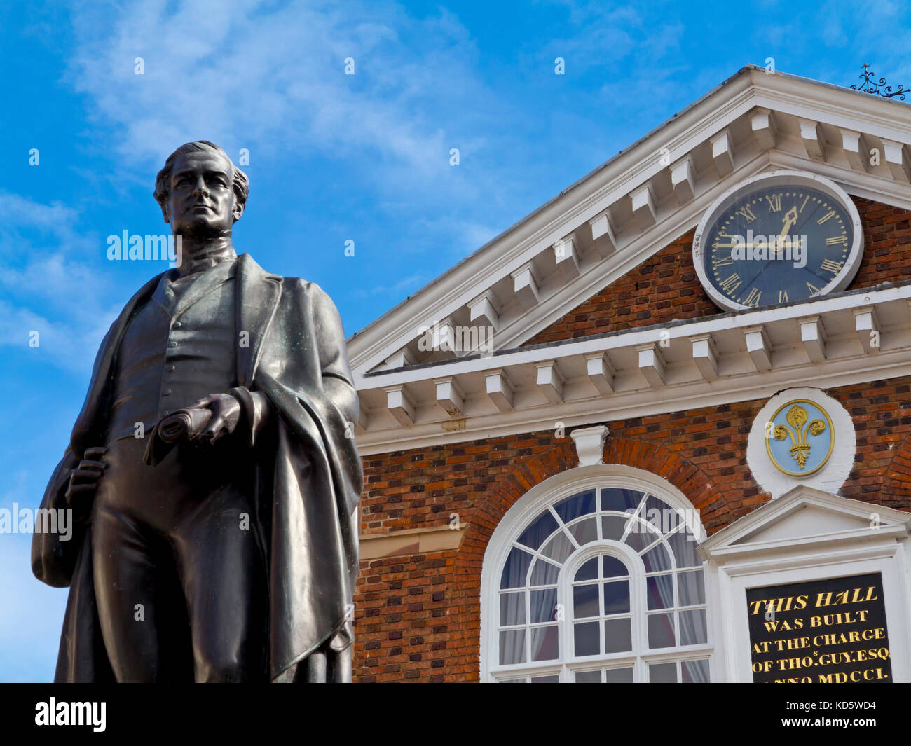 Statue of Victorian Prime Minister Sir Robert Peel MP in front of ...